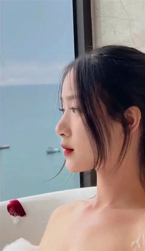 Thời tiết thì đã bớt ẩm ương nhưng em thì vẫn không dễ thương Lấy ảnh
