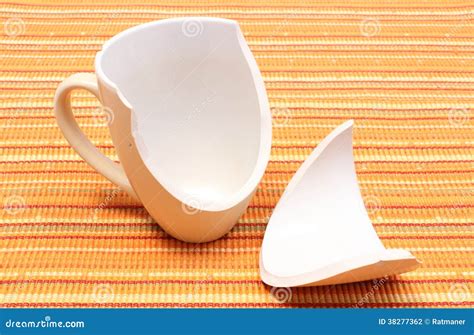 Tasse Cassée Tasse Brisée Sur Le Tissu Orange Photographie Stock Image 38277362
