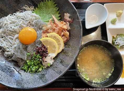 生しらすと釜揚げしらすの定食の写真・画像素材 6169810 Snapmart（スナップマート）