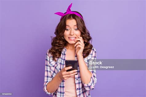 검사기에 그녀의 헤어스타일으로 꽤 꿈꾸는 매력적인 사랑 스러운 숙 녀 휴대전화에 대한 스톡 사진 및 기타 이미지 휴대전화
