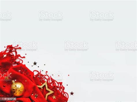 크리스마스와 새해 배경입니다 흰색 배경에 황금 별과 색종이 밝은 빨간 스카프 복사 공간이 있는 접힌 따뜻한 액세서리 0명에 대한