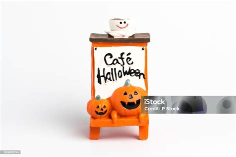 오렌지 호박과 텍스트 카페 할로윈 커피 컵 상단에 로그인 합니다 10월에 대한 스톡 사진 및 기타 이미지 10월 가을 개념 Istock