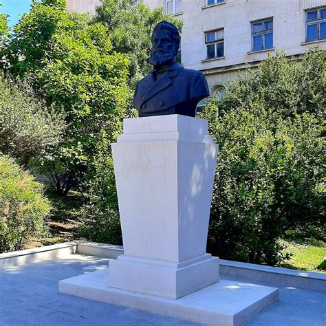 Бюст паметник на Христо Ботев ВЕЛИКО ТЪРНОВО СРЕДНОВЕКОВНАТА СТОЛИЦА