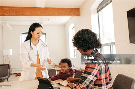 소아과 의사와 유아 브라질에 대한 스톡 사진 및 기타 이미지 브라질 아이 의사 Istock
