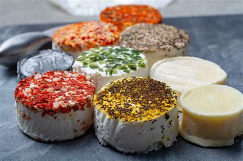 허브 파프리카 인도 카레 브루스 체 타 말린 토마토 등으로 만든 다양 한 맛을 가진 프랑스의 신선한 흰 부드러운 염소 치즈 모듬