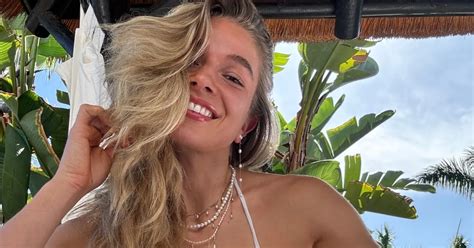 Lola Weippert Ohne Bh Nur Blumen Bedecken Das Nötigste