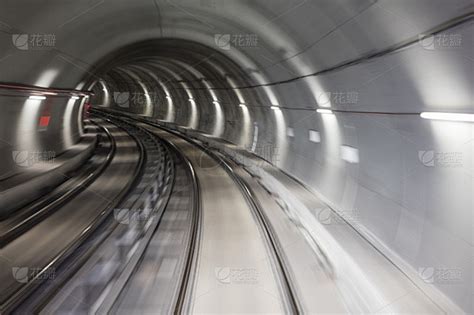 模糊运动地铁进入隧道，抽象背景