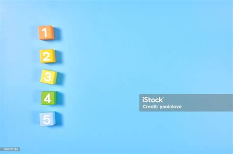 플랫 레이 텍스트 수학 배경에 대한 복사 공간이있는 파란색 배경에 숫자 1에서 5로 밝은 색상의 숫자 큐브의 상단 보기 교육 배경 0명에 대한 스톡 사진 및 기타 이미지