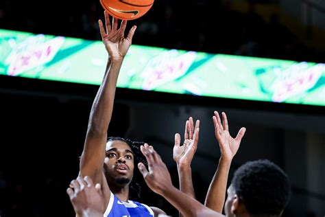 Kentucky Pulls Away From Ole Miss To Extend Streak