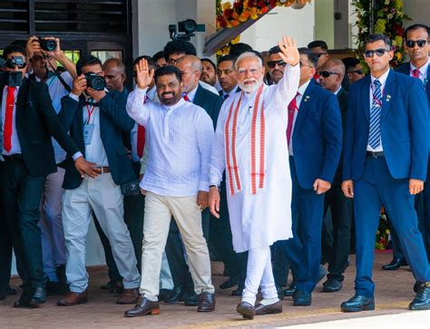 අනුර මෝදි වැළඳ ගැනීම ගැන ගම්මන්පිල කුපිත වෙද්දී එස් බී හොඳ කීම ජනාධිපති අනුරගෙනුත් සැරටම ප්