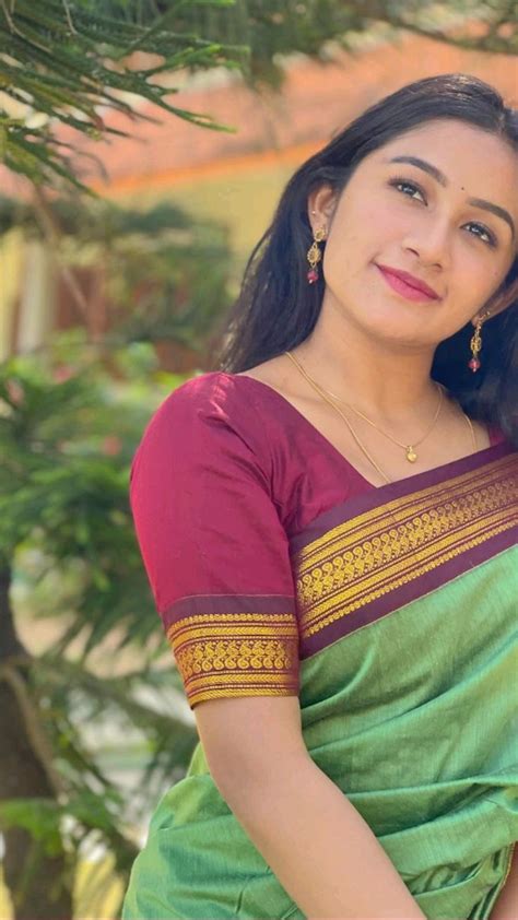 Indian Traditional Saree Wearing Style Saree Beautiful Girls Dresses