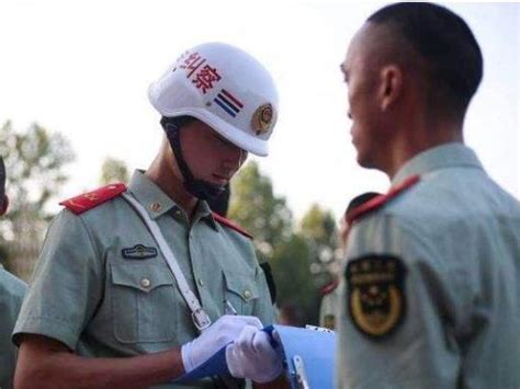 这个兵种在军队中极为特殊，白头盔白手套，军官见了都得绕道走 搜狐大视野 搜狐新闻