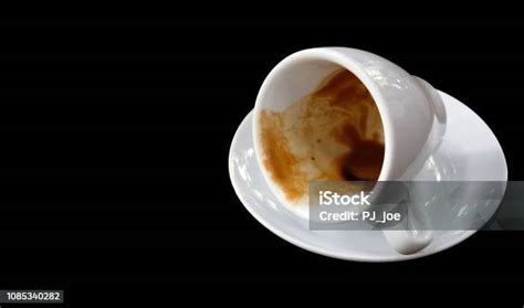 빈 흰색 컵 마무리 음주 후 커피 얼룩과 커피의 검은 배경에 더러운 컵 갈색에 대한 스톡 사진 및 기타 이미지 갈색 더러운
