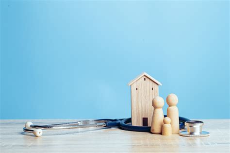 가족 건강 보험에 대한 청진기와 붉은 심장 개념을 가진 가정과 가족 0명에 대한 스톡 사진 및 기타 이미지 0명 가족