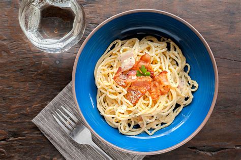 전통 이탈리아 음식 파스타 카르보나라 베이컨 햄과 치즈 스파게티 나무 테이블에 치즈 0명에 대한 스톡 사진 및 기타 이미지 0명 고기 국수 Istock