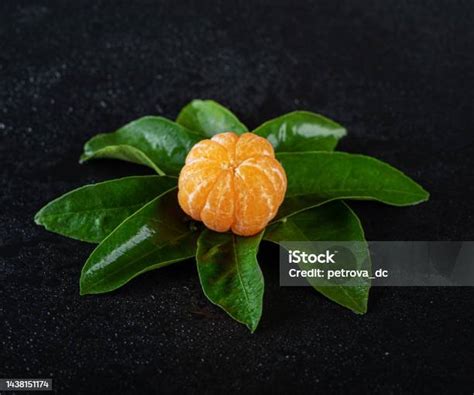 이슬 방울이 있는 검은 배경에 신선한 귤 잎에 껍질을 벗긴 귤 0명에 대한 스톡 사진 및 기타 이미지 0명 감귤 겨울 Istock