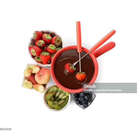 초콜릿과 화이트 배경에 과일의 혼합 퐁듀 냄비 상단 보기 퐁듀에 대한 스톡 사진 및 기타 이미지 퐁듀 0명 공휴일