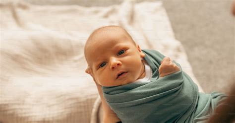 침대에 앉아 담요에 싸인 아기 사진 Unsplash의 유아 이미지