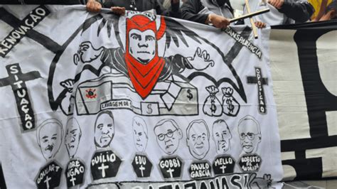 Torcedores do Corinthians protestam contra gestão do clube