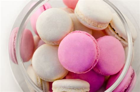 흰색 바탕에 유리 꽃병에 Macarons 달콤한 Macarons입니다 복사 공간 최고 볼 수 있습니다 파티 과자입니다 행복 한