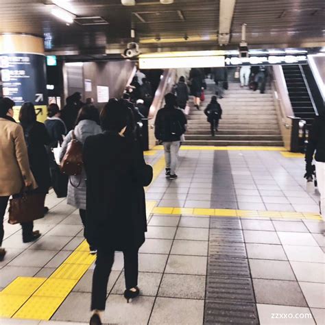 日本人的穿衣风格很有意思基本都是黑色和灰色始终给人一种特别压抑的感觉 ZZXXO