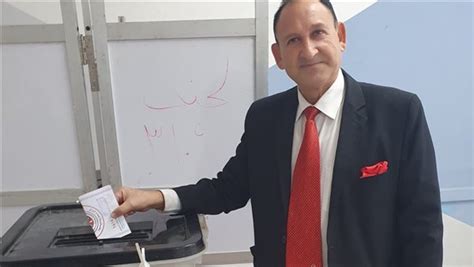 خفاجى أثناء الإدلاء بصوته يرسل خطاب مفتوح من الشعب للمرشح السيسى