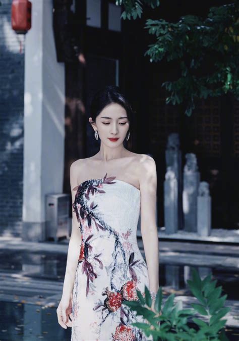 杨幂新中式长裙头戴九尾狐发饰真是太美了 腾讯新闻