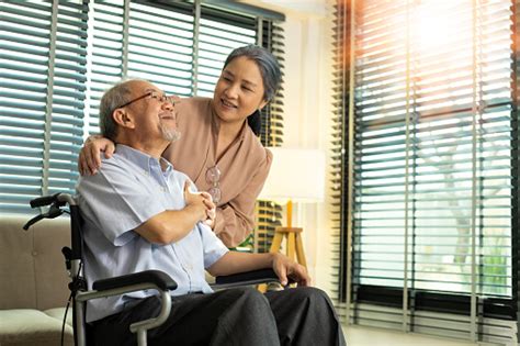 노인 부부는 은퇴 후 함께 손을 잡고 남편 아내는 행복한 미소로 낭만적 인 시간에 서로를 돌 봅니다 아시아 조부모님이 휠체어에 앉아 공간을 복사하고 있습니다 보살핌에 대한