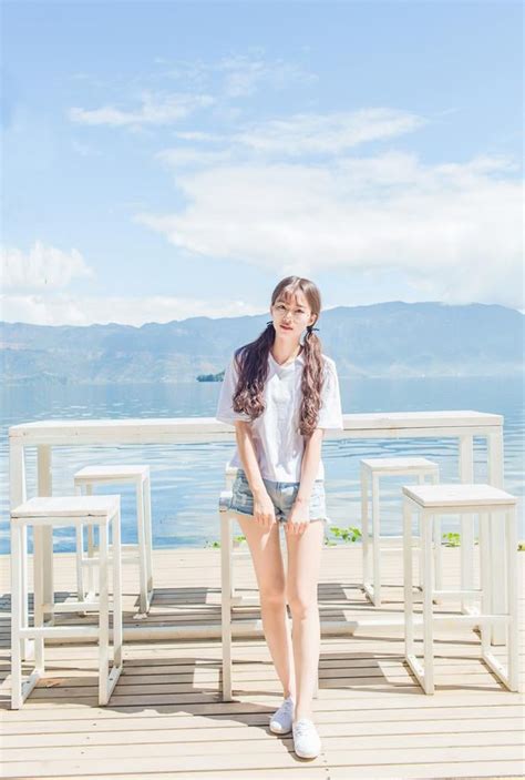 小智圖說 在海邊岩石上放飛氣球，樹林裡遊玩和愛吃橙子的女孩！ 每日頭條