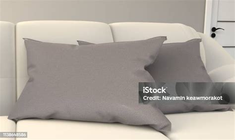 화이트 룸 인테리어 스칸디나비아 스타일소파 램프 베개 식물과 프레임 나무 바닥 및 흰색 벽 배경에 창문이 있는 현대적인