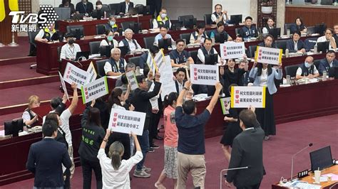 蔣萬安施政報告 綠舉牌高喊「勒令停工京華城」：勿當軟腳蝦 鏡週刊 Mirror Media