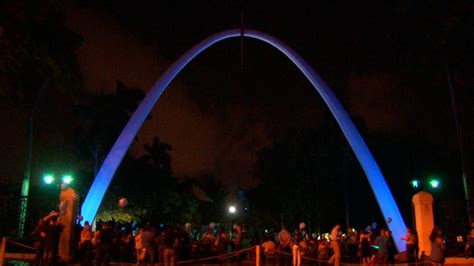 Pucpr Se Ilumina De Azul Huellas Del Futuro