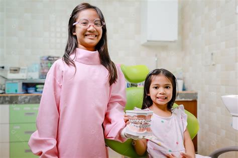 Esta linda garota está se preparando para sua consulta odontológica