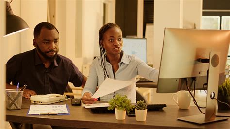 시작 프레젠테이션을 계획하기 위해 팀워크를 수행하는 Office 동료 2명에 대한 스톡 사진 및 기타 이미지 2명 경영자 데이터 Istock