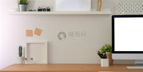 在木制桌上有空白屏幕台式计算机和办公用品的可高清图片下载 正版图片503957556 摄图网