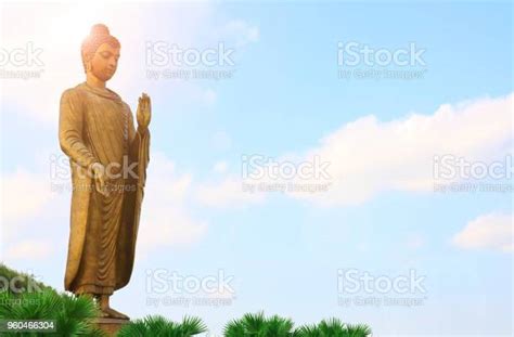 큰 서 금 부처와 불교에 대 한 신성한 플레어 및 Thipsukhontharam 사원에서 흰 구름과 맑고 푸른 하늘에 햇빛 숭배