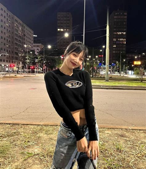 에스파 카리나 데일리룩 티셔츠 패션의 완성은 역시 네이트뷰