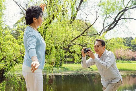 노인 커플 공원 사진을 찍고 사진 무료 다운로드 Lovepik
