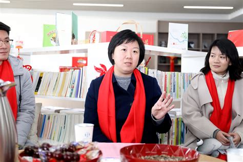 射阳县人民政府 政务资讯 图 吴冈玉率队开展优秀毕业生春节慰问活动