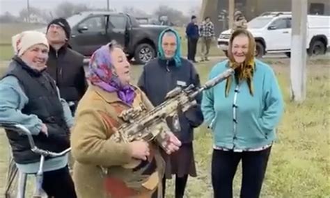 Babuska Cu Mitraliera In Ucraina Sunt Gata Sa Am Grija De Ocupantii