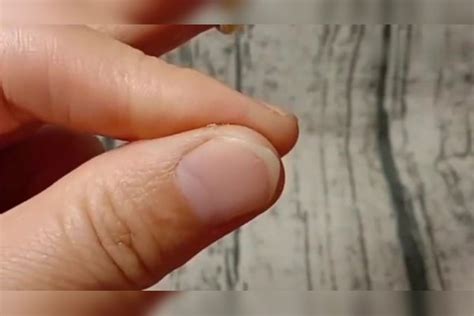 胶水粘手上了别着急，小姐姐教你实用的方法，生活中实用的小窍门
