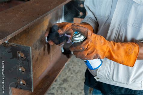 Step To Use Solvent Remover Spray Into The Rag To Cleaning The Welded Surface Before Performing