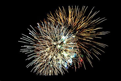 스파크 불꽃 놀이는 미적 목적으로 사용되는 폭발성 불꽃 장치의 한 종류입니다 검은 배경에 경례 장식용 축제 크리스마스 조명 요소입니다 고립된 마법 조명 효과 검은색에 대한