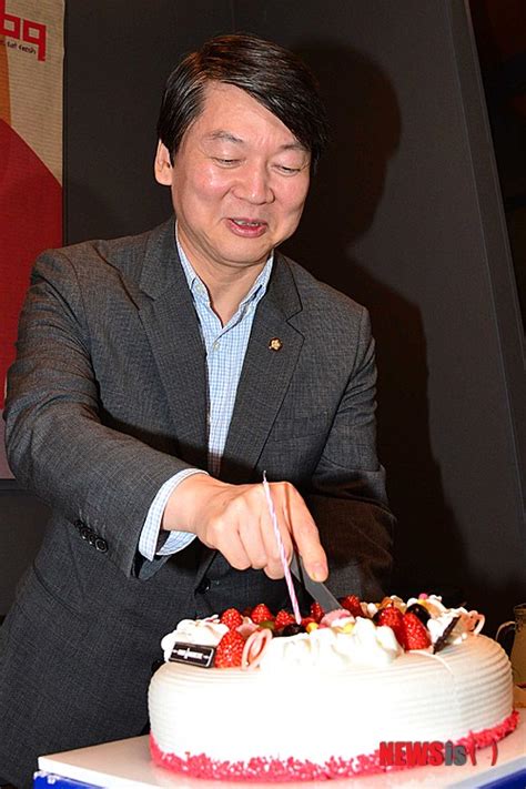 1주년 케익 자르는 안철수 의원