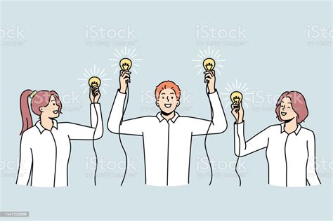 재능있는 창조적 인 사람들은 전구를 손에 들고 있습니다 과학자에 대한 스톡 벡터 아트 및 기타 이미지 과학자 남자 사업가