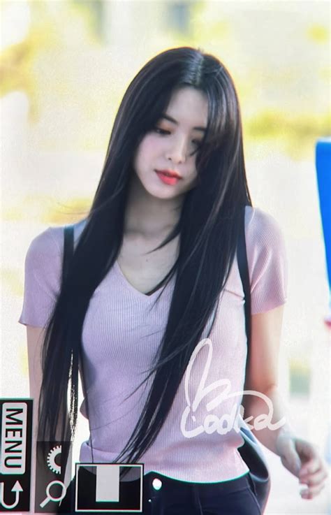 Netizens Are In Awe Of Itzy Yunas Perfect Figure On The Groups Way To