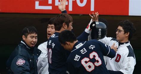 포토 스리런포 최준석 찰진 엉덩이 세례