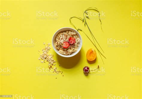 노란 배경에 열매와 과일이있는 오트밀 죽 귀리 조각과 귀 공간 수평이 있는 상단 뷰 0명에 대한 스톡 사진 및 기타 이미지