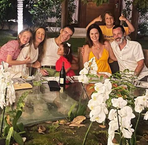 De F Rias C Sar Tralli E Tici Posam Com Filha Em Praia Na Bahia