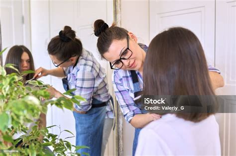어머니 절단 머리 에 대 딸 아름다움 과 관심 에 홈 2명에 대한 스톡 사진 및 기타 이미지 2명 가위 가정 생활